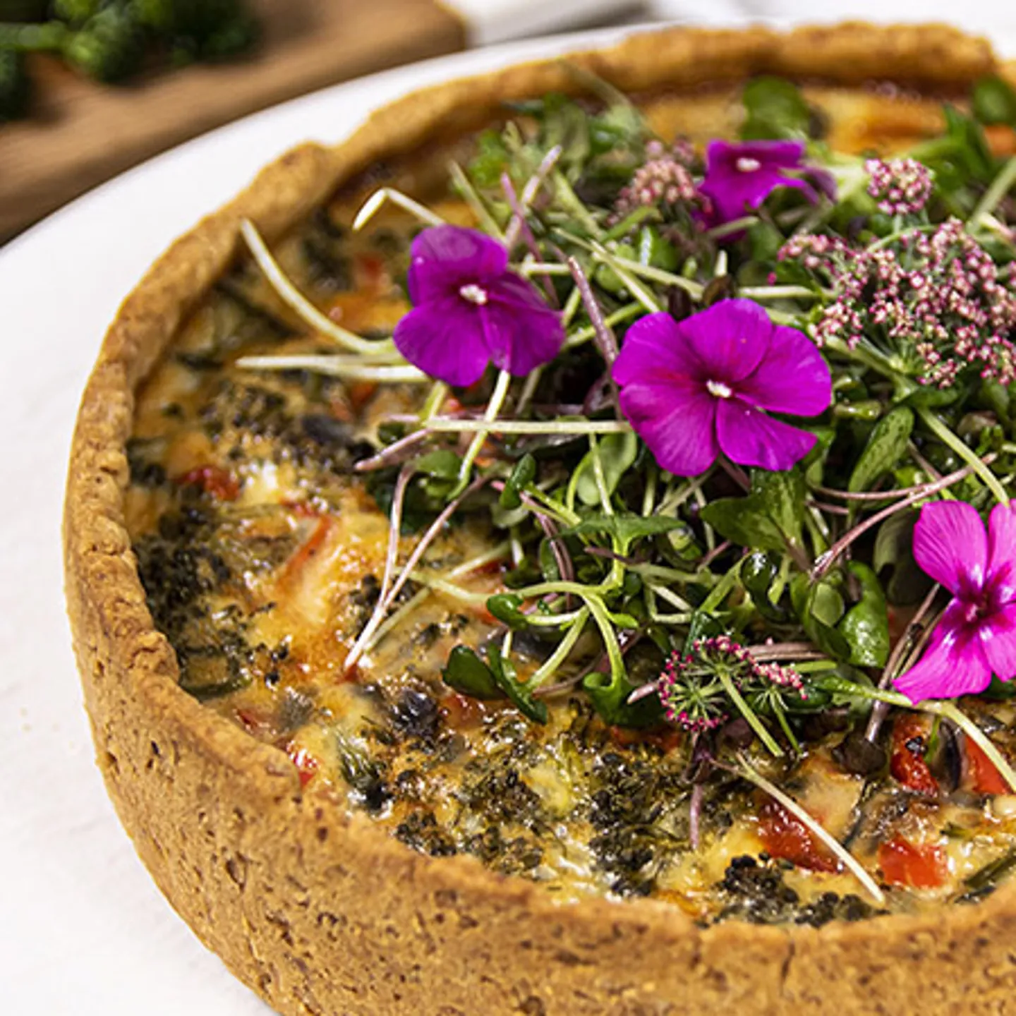 Juustonmakuinen kasvispiirakka