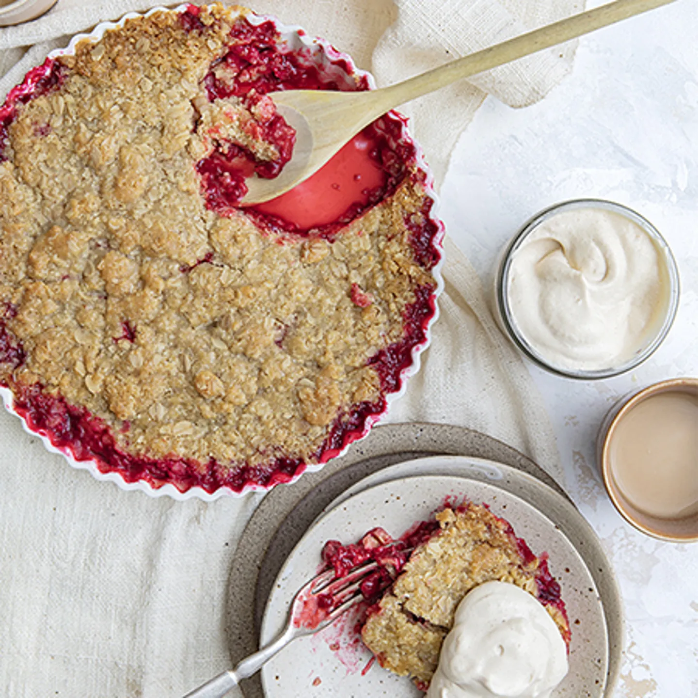 Knäckig smulpaj med hallon och kolagrädde