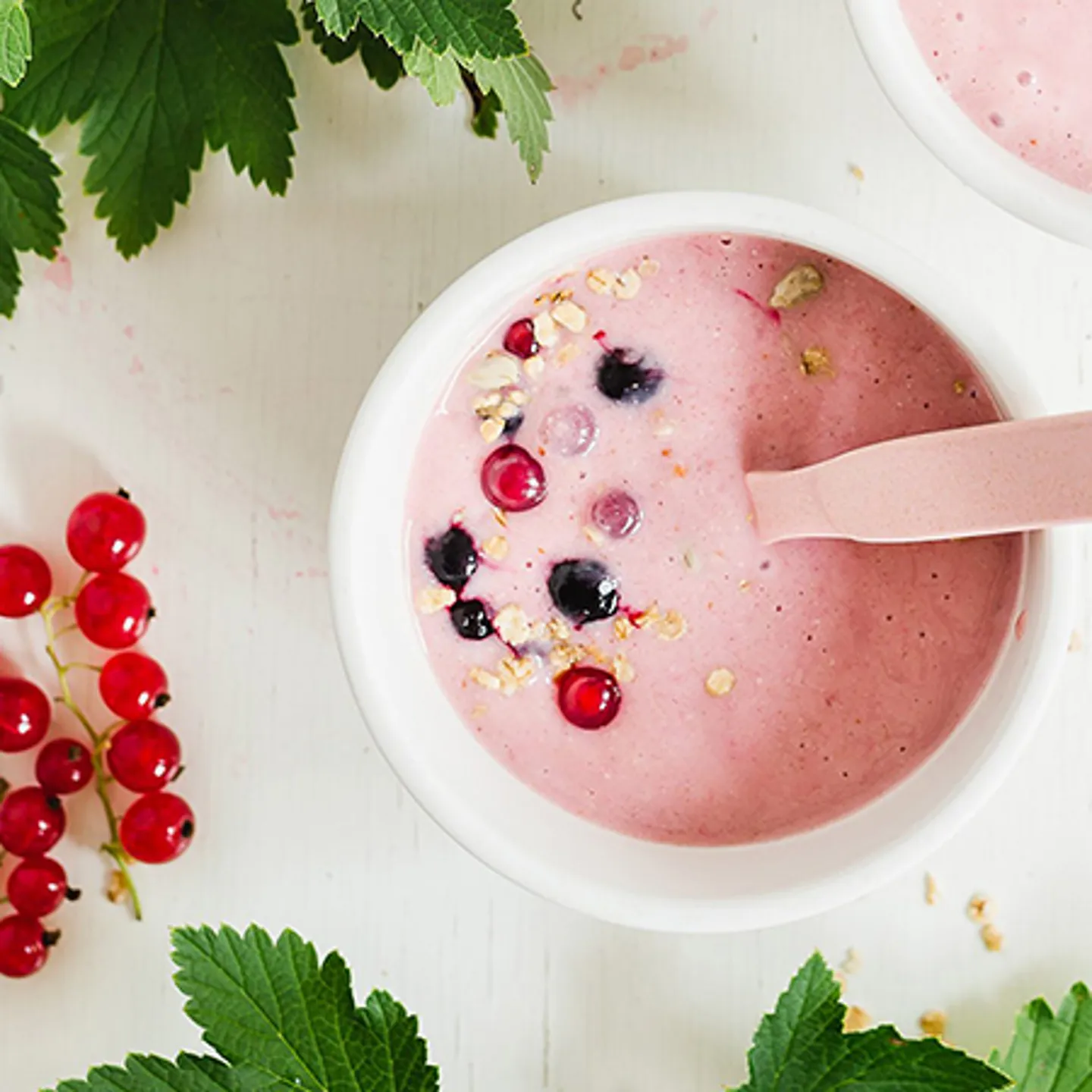 Mustaherukka-smoothiebowl
