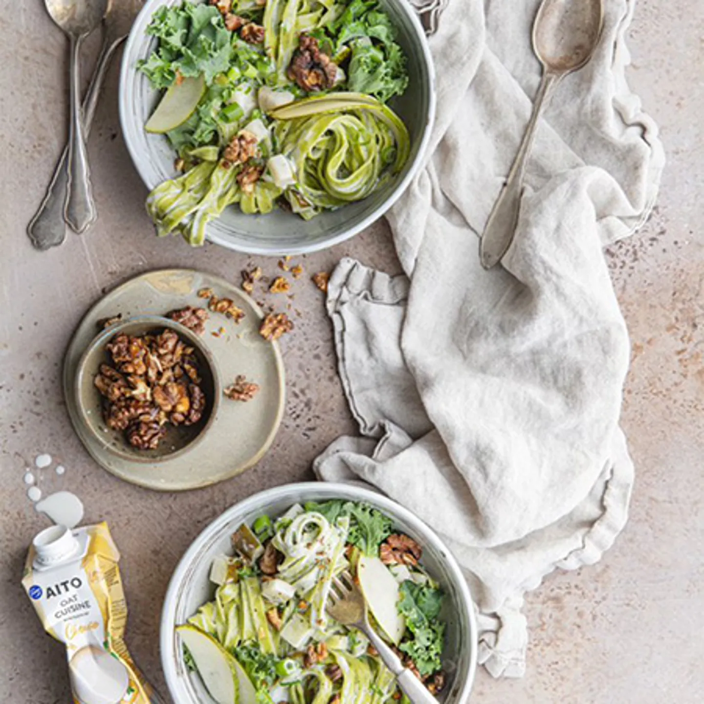 Ostig pasta med päron och valnötter